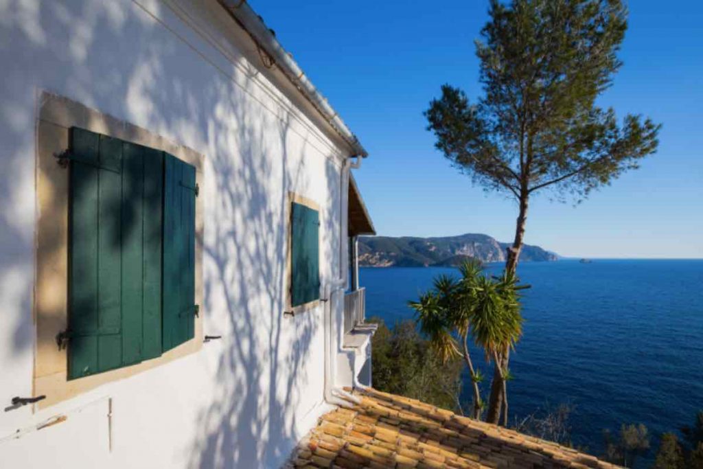 Vuoi una casa con vista su un mare turchese e che costi pochissimo? Con ...